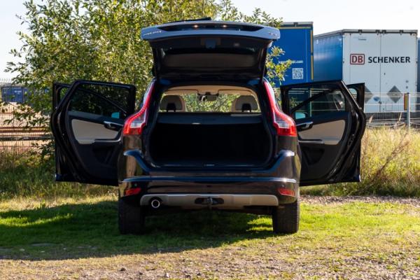 Blue Volvo XC60 2016 in Riga, with an engine capacity of 2.00 L and mileage of 160 thousand km for 13995 €, photo 4 on AUTOMOTO.COM.LV