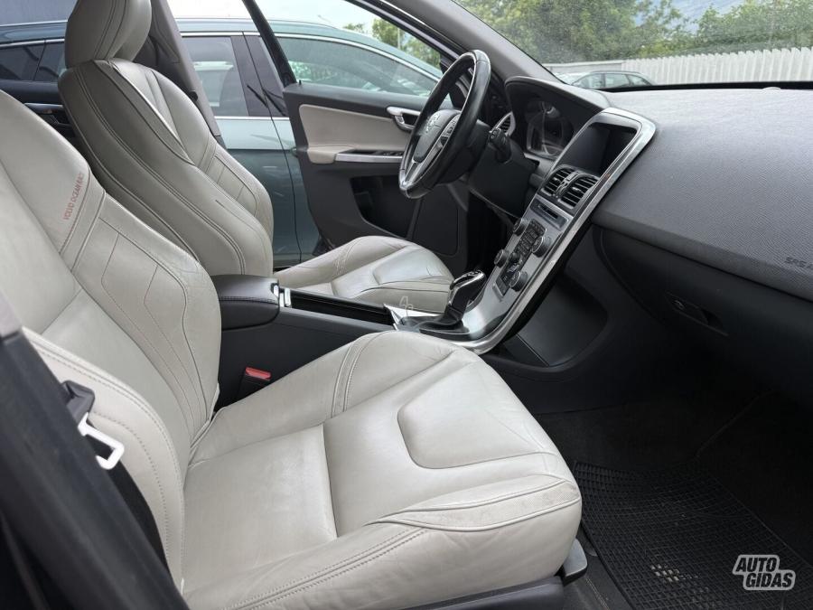 Blue Volvo XC60 2016 in Utena, with an engine capacity of 2.00 L and mileage of 211 thousand km for 12400 €, photo 9 on AUTOMOTO.COM.LV