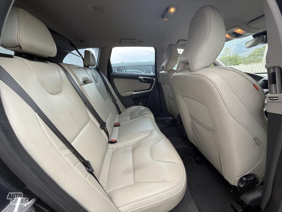 Blue Volvo XC60 2016 in Utena, with an engine capacity of 2.00 L and mileage of 211 thousand km for 12400 €, photo 11 on AUTOMOTO.COM.LV