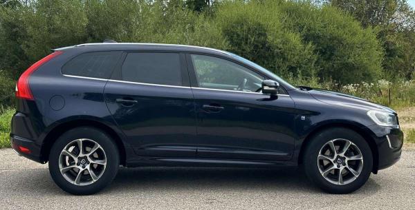 Blue Volvo XC60 2016 in Utena, with an engine capacity of 2.40 L and mileage of 219 thousand km for 13800 €, photo 3 on AUTOMOTO.COM.LV