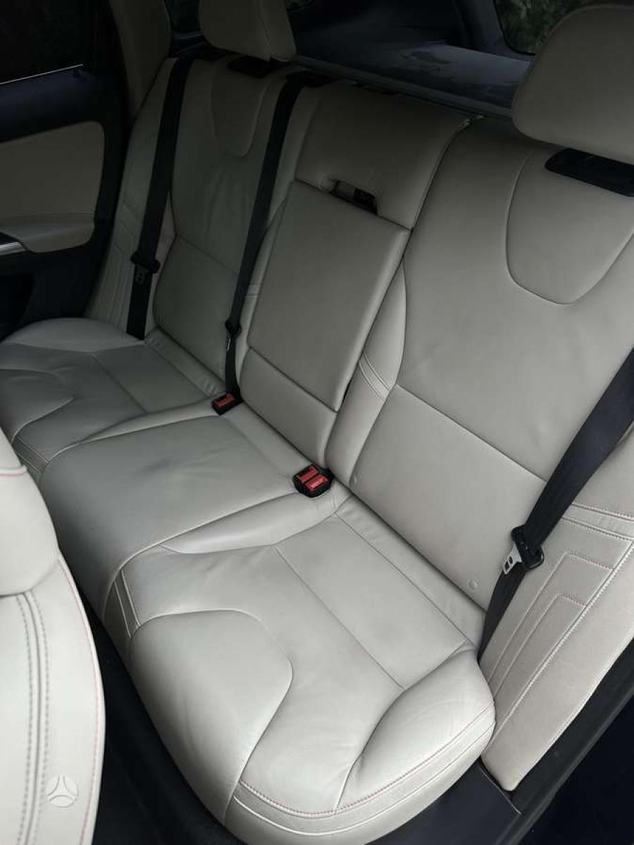 Blue Volvo XC60 2016 in Utena, with an engine capacity of 2.40 L and mileage of 219 thousand km for 13800 €, photo 10 on AUTOMOTO.COM.LV