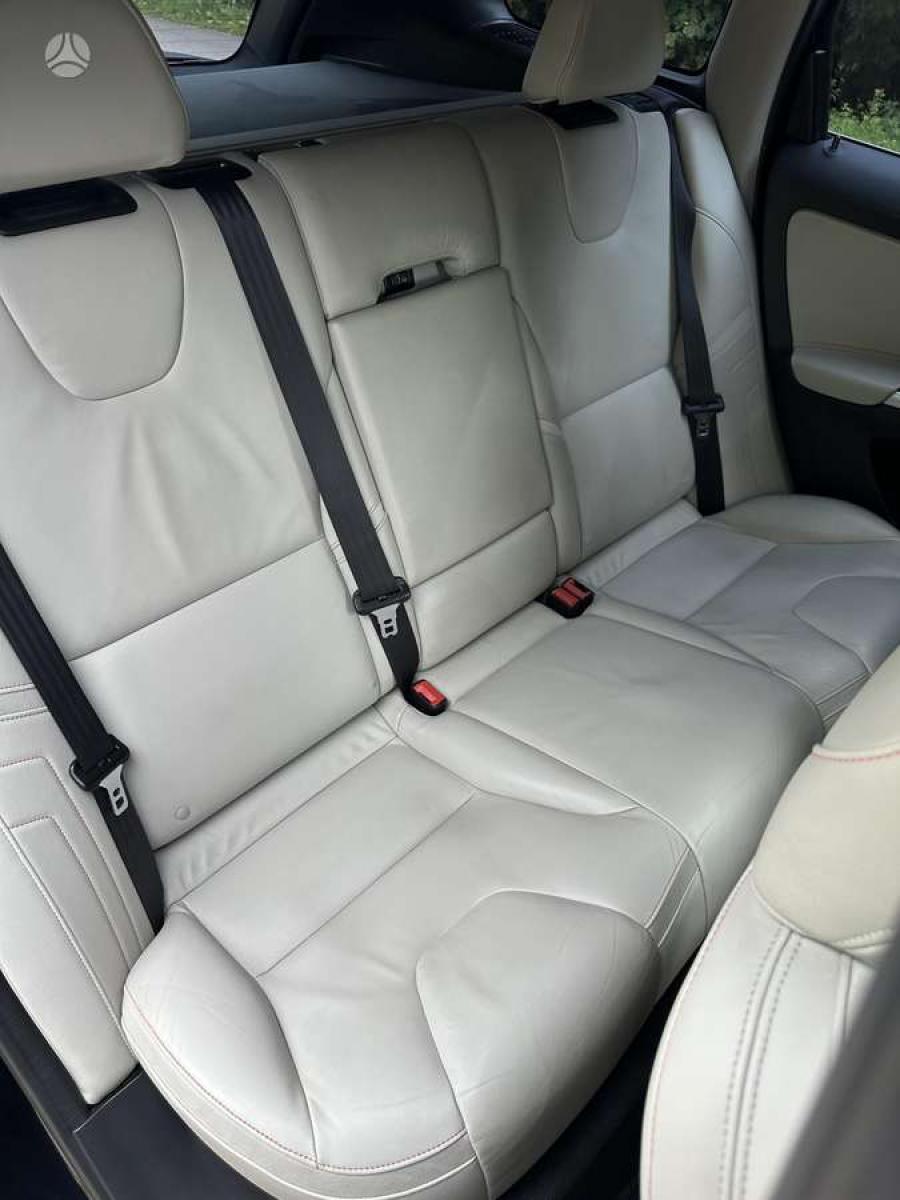 Blue Volvo XC60 2016 in Utena, with an engine capacity of 2.40 L and mileage of 219 thousand km for 13800 €, photo 11 on AUTOMOTO.COM.LV