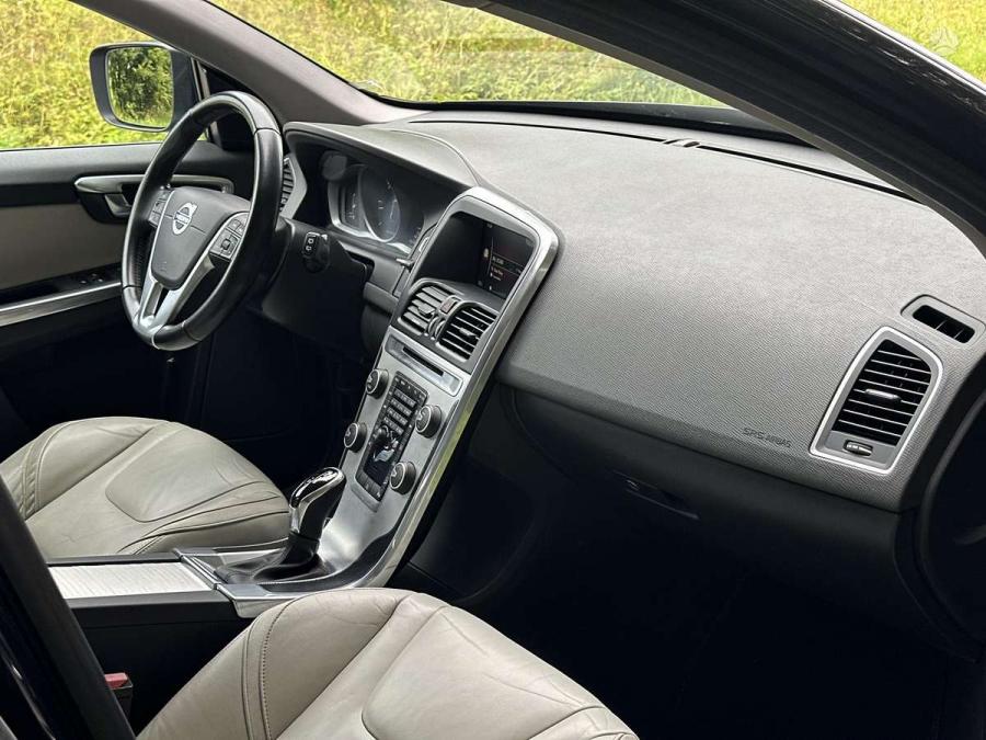 Blue Volvo XC60 2016 in Utena, with an engine capacity of 2.40 L and mileage of 219 thousand km for 13800 €, photo 13 on AUTOMOTO.COM.LV