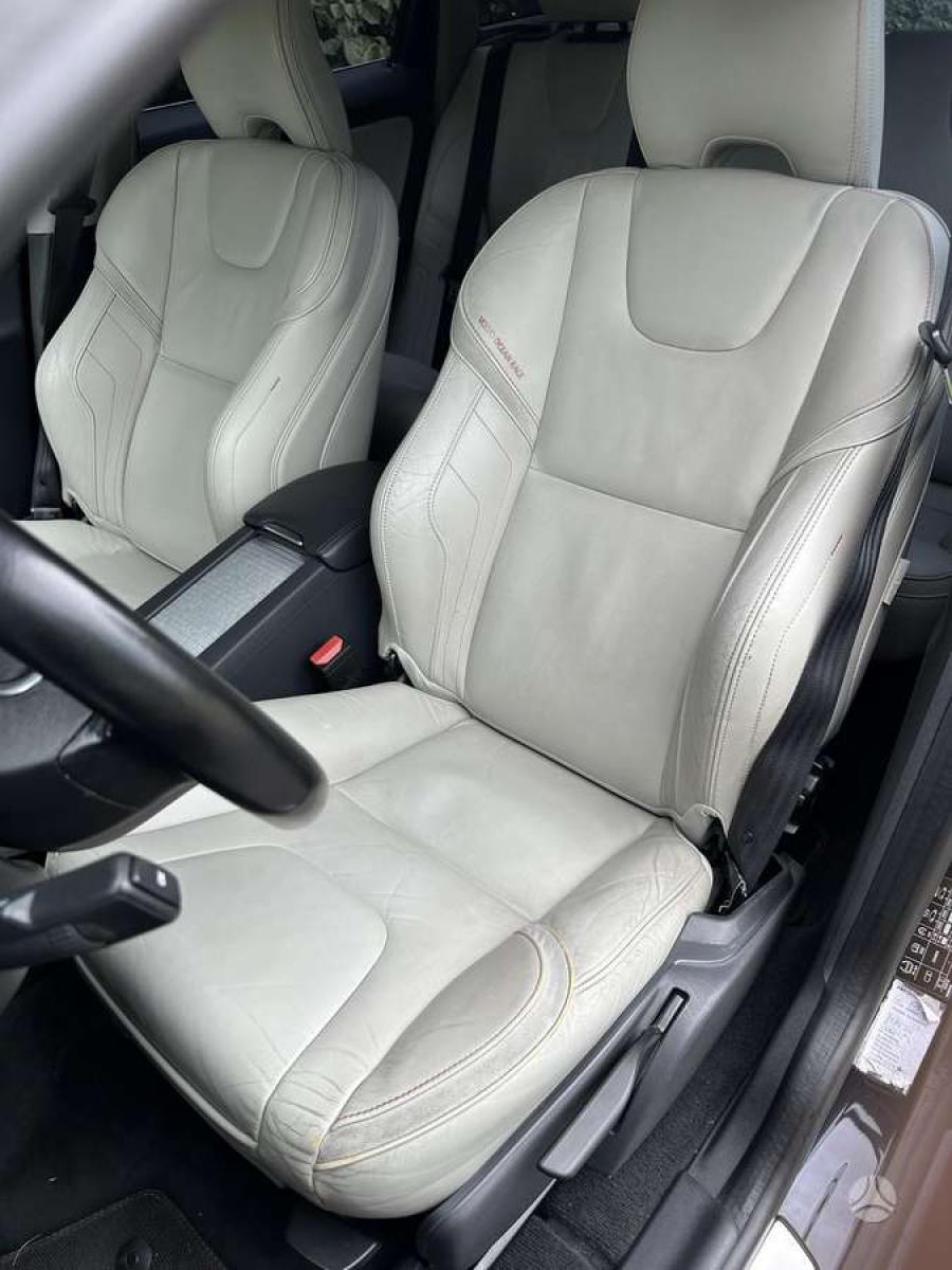 Blue Volvo XC60 2016 in Utena, with an engine capacity of 2.40 L and mileage of 219 thousand km for 13800 €, photo 14 on AUTOMOTO.COM.LV