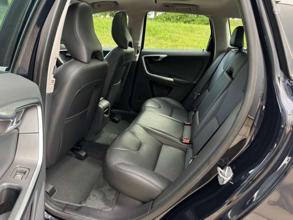 Blue Volvo XC60 2016 in Alytus, with an engine capacity of 2.00 L and mileage of 282 thousand km for 12600 €, photo 10 on AUTOMOTO.COM.LV