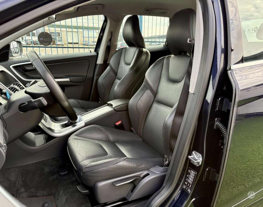 Zils Volvo XC60 2016 Panevēža, ar dzinēja tilpumu 1.97 L un nobraukumu 174 tūkst. km par 10900 €, foto 12 vietnē AUTOMOTO.COM.LV