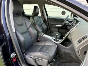 Zils Volvo XC60 2016 Panevēža, ar dzinēja tilpumu 1.97 L un nobraukumu 174 tūkst. km par 10900 €, foto 20 vietnē AUTOMOTO.COM.LV