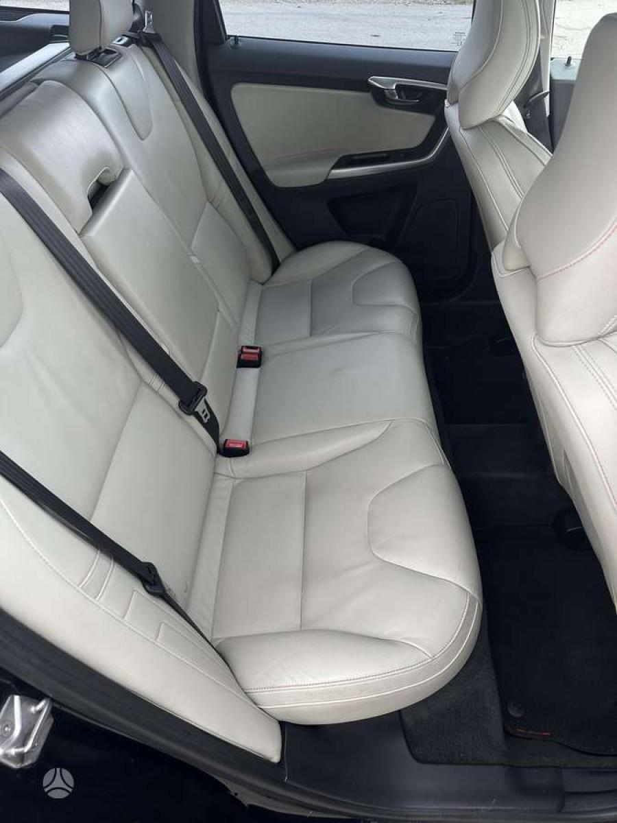 Blue Volvo XC60 2016 in Utena, with an engine capacity of 2.40 L and mileage of 219 thousand km for 13600 €, photo 9 on AUTOMOTO.COM.LV
