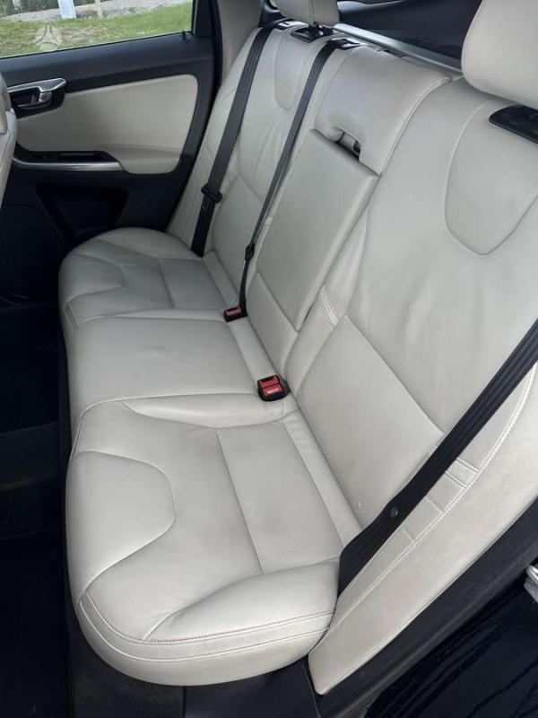 Volvo XC60 2016 in Utena on AUTOMOTO.COM.LV Blue Volvo XC60 2016 in Utena, with an engine capacity of 2.40 L and mileage of 219 thousand km for 13600 €, photo 10 on AUTOMOTO.COM.LV