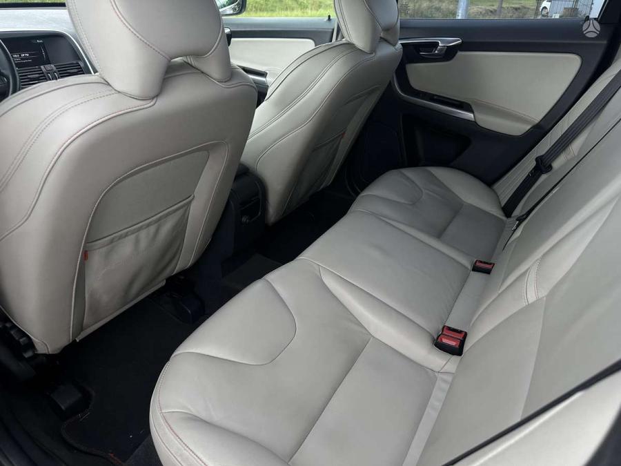 Blue Volvo XC60 2016 in Utena, with an engine capacity of 2.40 L and mileage of 219 thousand km for 13600 €, photo 11 on AUTOMOTO.COM.LV
