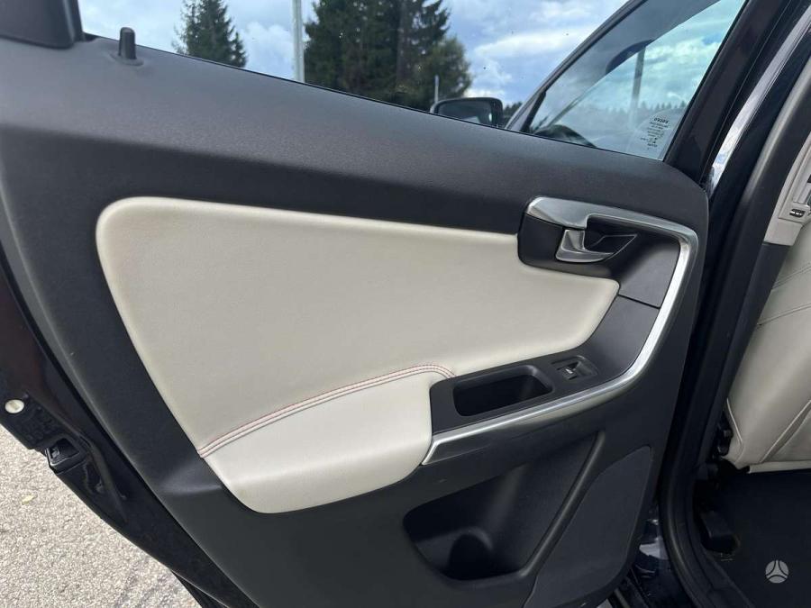 Blue Volvo XC60 2016 in Utena, with an engine capacity of 2.40 L and mileage of 219 thousand km for 13600 €, photo 12 on AUTOMOTO.COM.LV