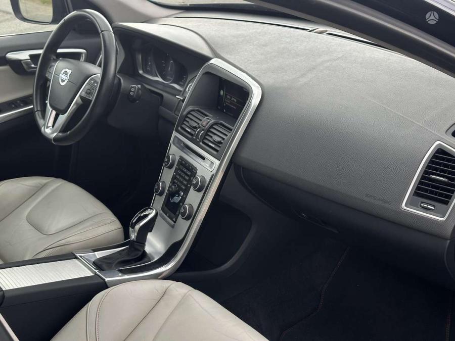 Blue Volvo XC60 2016 in Utena, with an engine capacity of 2.40 L and mileage of 219 thousand km for 13600 €, photo 13 on AUTOMOTO.COM.LV