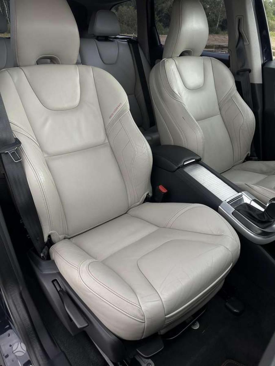 Blue Volvo XC60 2016 in Utena, with an engine capacity of 2.40 L and mileage of 219 thousand km for 13600 €, photo 14 on AUTOMOTO.COM.LV