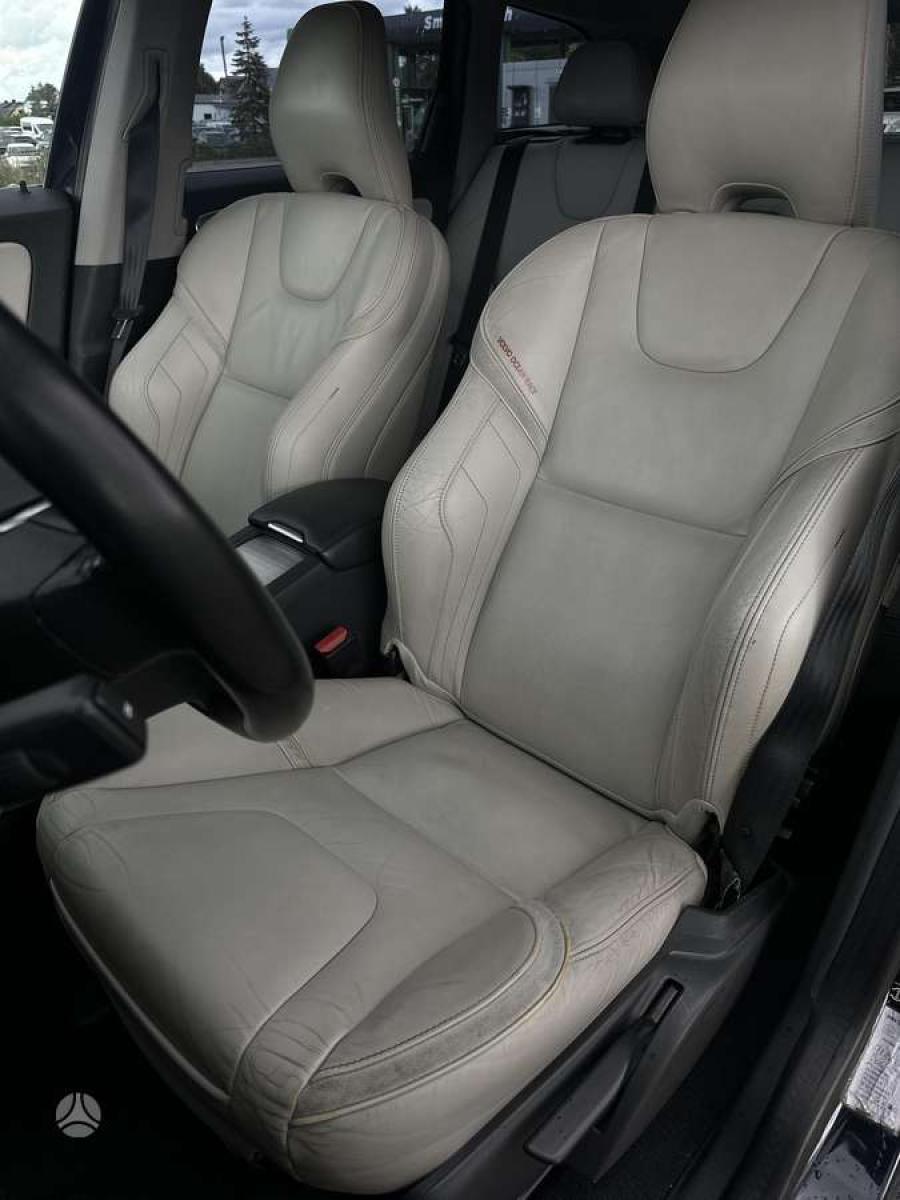 Blue Volvo XC60 2016 in Utena, with an engine capacity of 2.40 L and mileage of 219 thousand km for 13600 €, photo 18 on AUTOMOTO.COM.LV