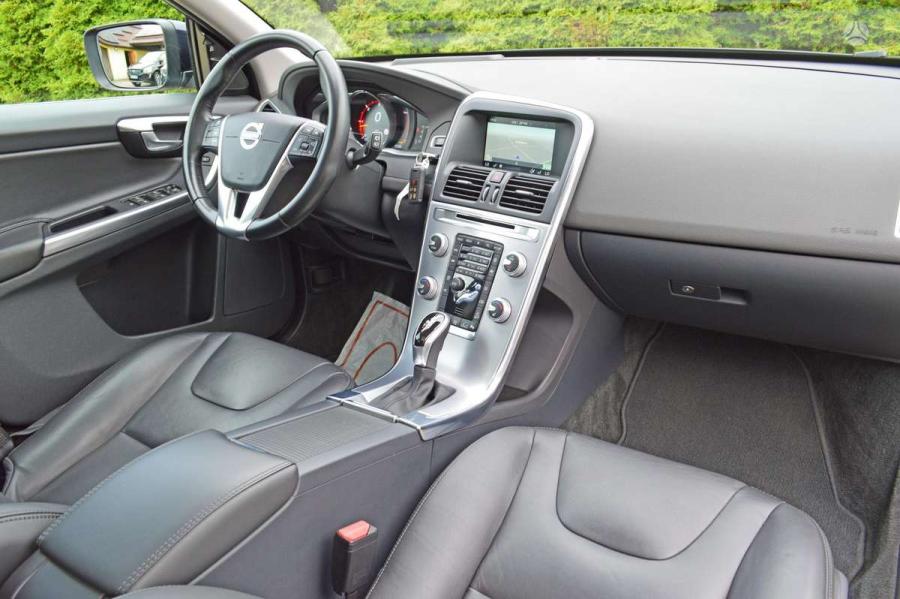 Blue Volvo XC60 2016 in Vilnius, with an engine capacity of 2.40 L and mileage of 100 thousand km for 17350 €, photo 8 on AUTOMOTO.COM.LV