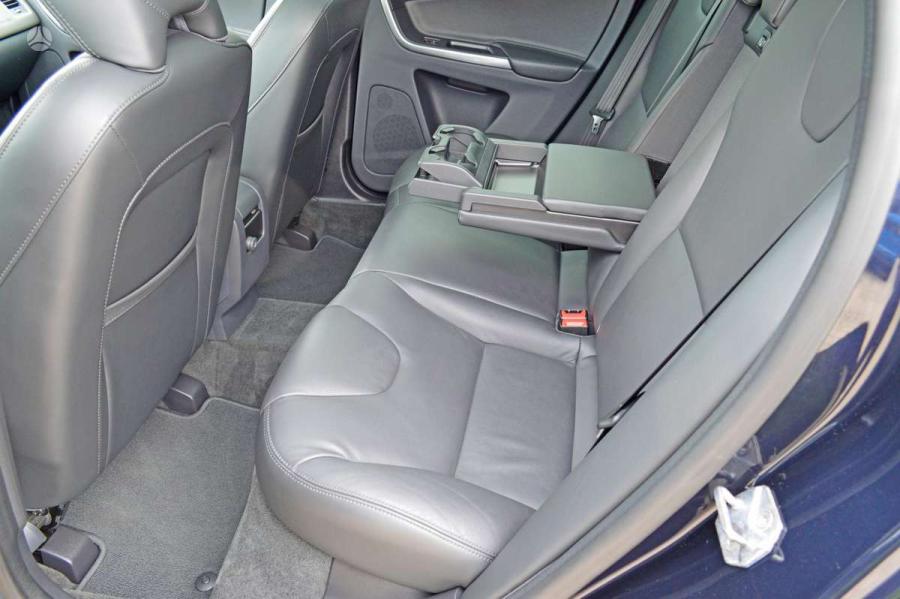 Blue Volvo XC60 2016 in Vilnius, with an engine capacity of 2.40 L and mileage of 100 thousand km for 17350 €, photo 10 on AUTOMOTO.COM.LV