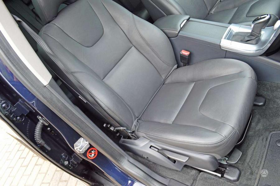 Blue Volvo XC60 2016 in Vilnius, with an engine capacity of 2.40 L and mileage of 100 thousand km for 17350 €, photo 13 on AUTOMOTO.COM.LV