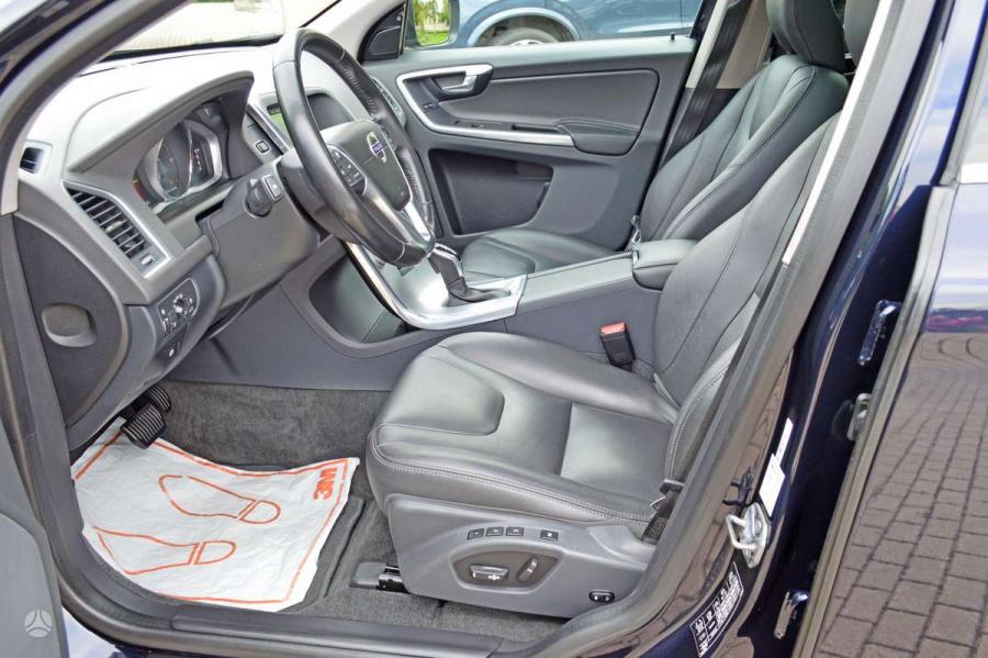 Blue Volvo XC60 2016 in Vilnius, with an engine capacity of 2.40 L and mileage of 100 thousand km for 17350 €, photo 15 on AUTOMOTO.COM.LV
