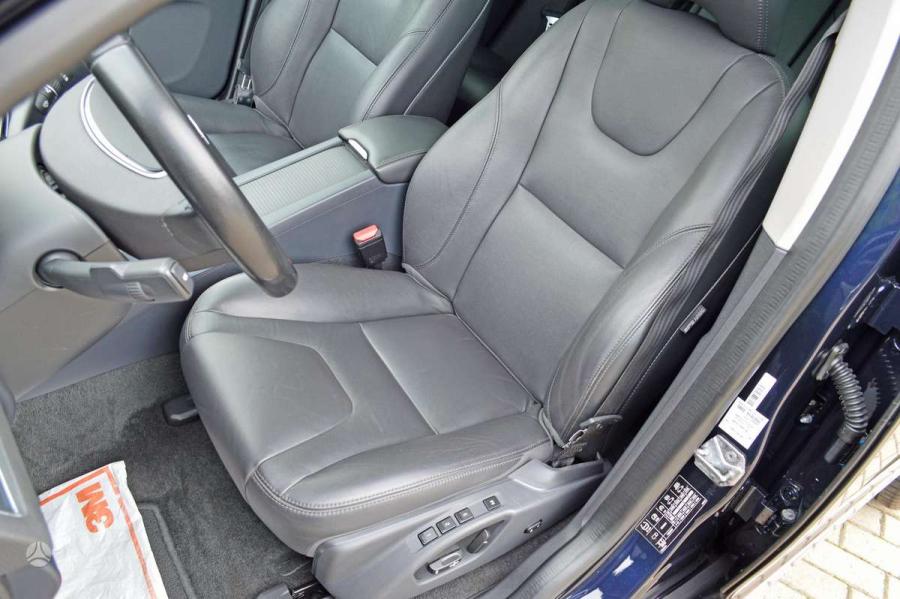 Blue Volvo XC60 2016 in Vilnius, with an engine capacity of 2.40 L and mileage of 100 thousand km for 17350 €, photo 16 on AUTOMOTO.COM.LV