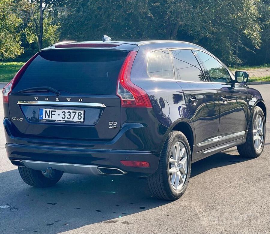 Blue Volvo XC60 2016 in Riga, with an engine capacity of 2.40 L and mileage of 227 thousand km for 16988 €, photo 3 on AUTOMOTO.COM.LV