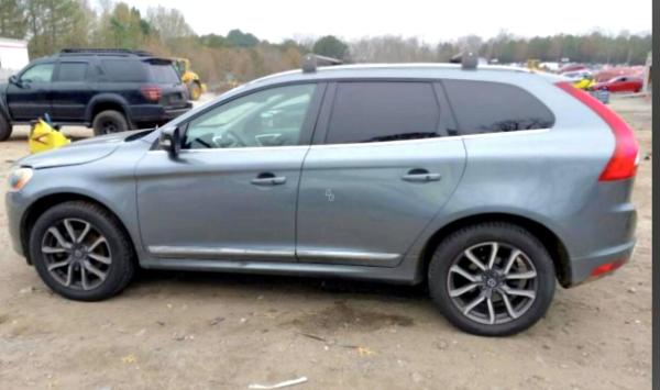 Blue Volvo XC60 2017 in Siauliai, with an engine capacity of 2.00 L and mileage of 265 thousand km for 8200 €, photo 2 on AUTOMOTO.COM.LV