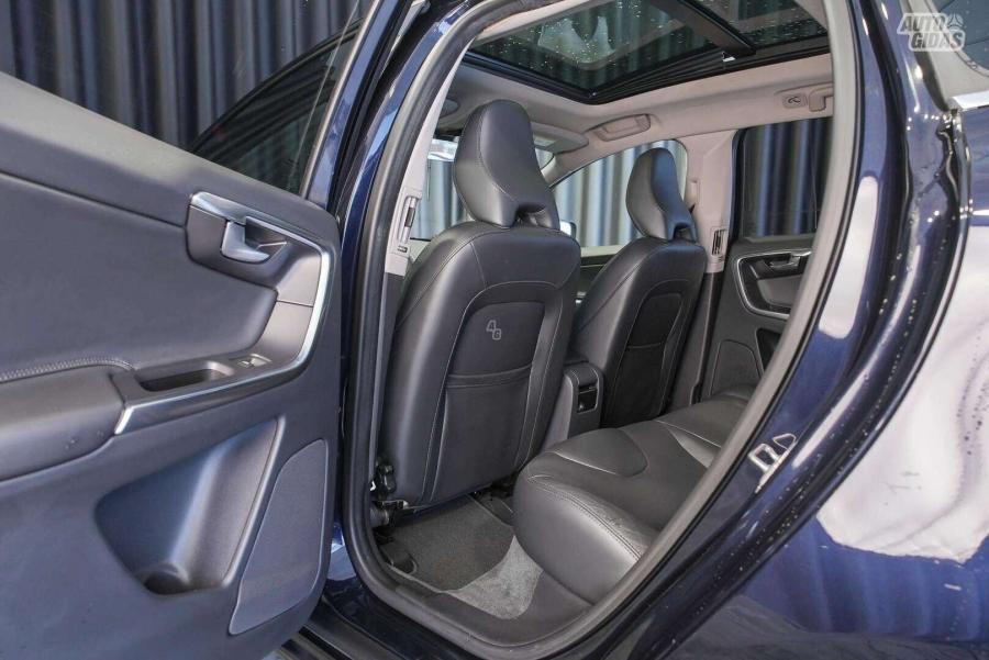 Blue Volvo XC60 2017 in Marijampole, with an engine capacity of 2.00 L and mileage of 303 thousand km for 10950 €, photo 30 on AUTOMOTO.COM.LV