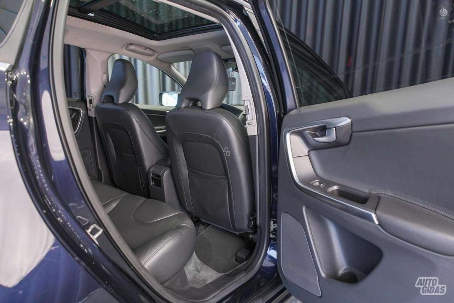 Blue Volvo XC60 2017 in Marijampole, with an engine capacity of 2.00 L and mileage of 303 thousand km for 10950 €, photo 32 on AUTOMOTO.COM.LV