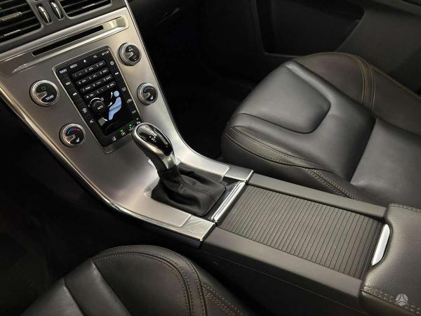 Blue Volvo XC60 2017 in Marijampole, with an engine capacity of 1.97 L and mileage of 327 thousand km for 11850 €, photo 5 on AUTOMOTO.COM.LV