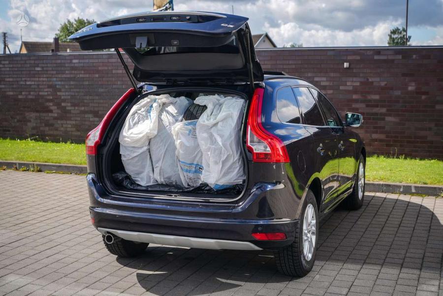 Blue Volvo XC60 2017 in Marijampole, with an engine capacity of 1.97 L and mileage of 303 thousand km for 10250 €, photo 9 on AUTOMOTO.COM.LV