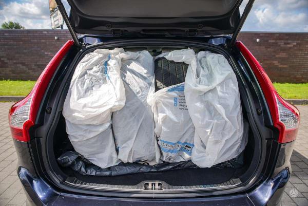 Blue Volvo XC60 2017 in Marijampole, with an engine capacity of 1.97 L and mileage of 303 thousand km for 10250 €, photo 9 on AUTOMOTO.COM.LV