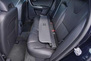 Blue Volvo XC60 2017 in Marijampole, with an engine capacity of 1.97 L and mileage of 303 thousand km for 10250 €, photo 13 on AUTOMOTO.COM.LV