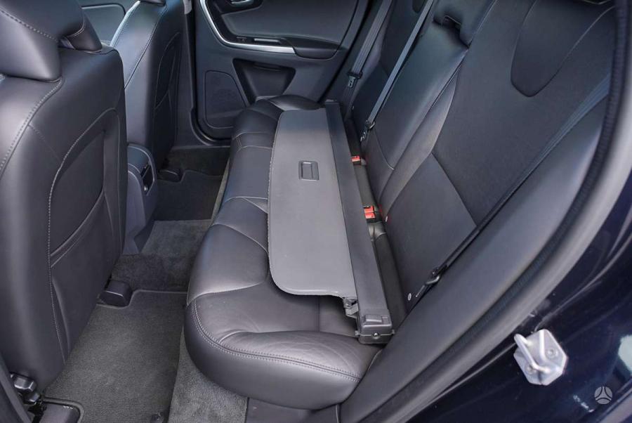 Blue Volvo XC60 2017 in Marijampole, with an engine capacity of 1.97 L and mileage of 303 thousand km for 10250 €, photo 13 on AUTOMOTO.COM.LV