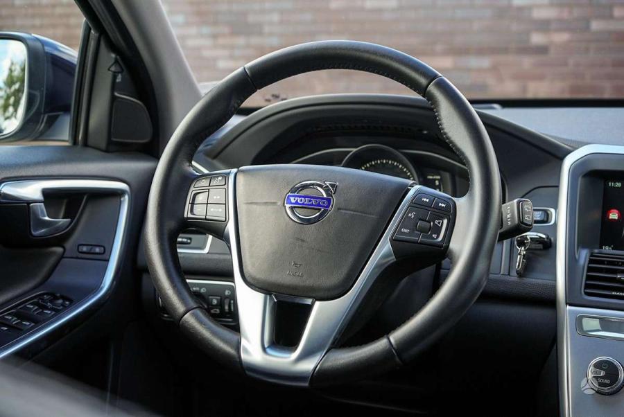 Blue Volvo XC60 2017 in Marijampole, with an engine capacity of 1.97 L and mileage of 303 thousand km for 10250 €, photo 16 on AUTOMOTO.COM.LV