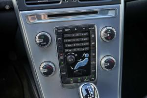 Blue Volvo XC60 2017 in Marijampole, with an engine capacity of 1.97 L and mileage of 303 thousand km for 10250 €, photo 19 on AUTOMOTO.COM.LV