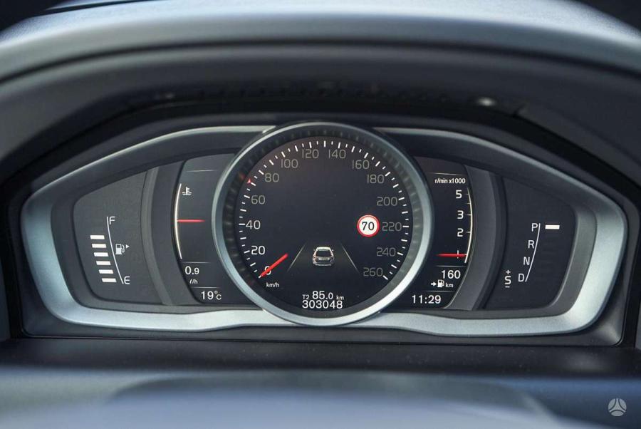 Blue Volvo XC60 2017 in Marijampole, with an engine capacity of 1.97 L and mileage of 303 thousand km for 10250 €, photo 20 on AUTOMOTO.COM.LV