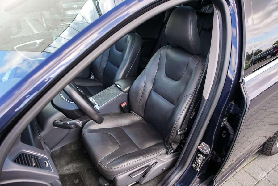 Blue Volvo XC60 2017 in Marijampole, with an engine capacity of 1.97 L and mileage of 303 thousand km for 10250 €, photo 26 on AUTOMOTO.COM.LV