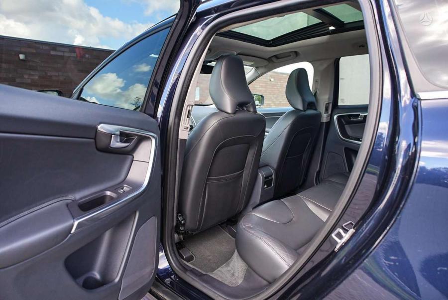 Blue Volvo XC60 2017 in Marijampole, with an engine capacity of 1.97 L and mileage of 303 thousand km for 10250 €, photo 30 on AUTOMOTO.COM.LV
