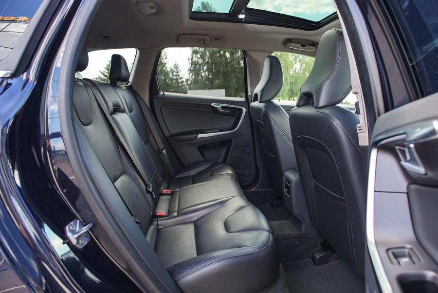 Blue Volvo XC60 2017 in Marijampole, with an engine capacity of 1.97 L and mileage of 303 thousand km for 10250 €, photo 33 on AUTOMOTO.COM.LV