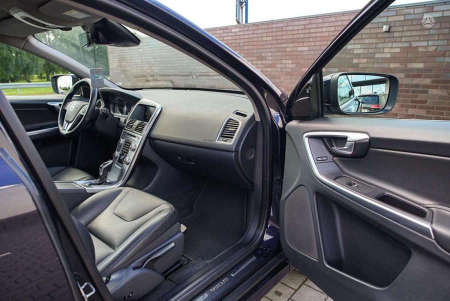 Blue Volvo XC60 2017 in Marijampole, with an engine capacity of 1.97 L and mileage of 303 thousand km for 10250 €, photo 34 on AUTOMOTO.COM.LV