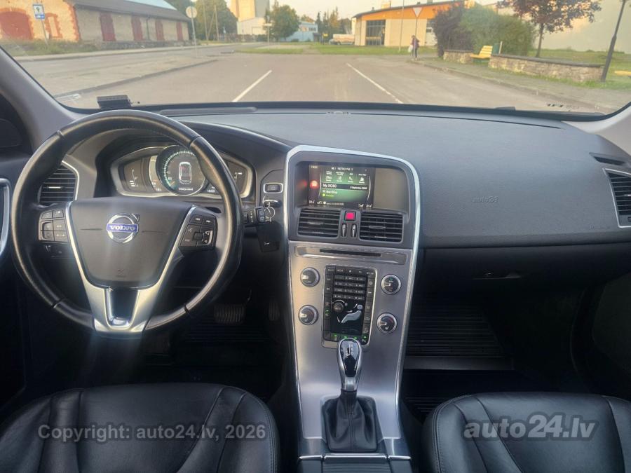 Blue Volvo XC60 2017 in Paide, with an engine capacity of 2.40 L and mileage of 189 thousand km for 15900 €, photo 9 on AUTOMOTO.COM.LV