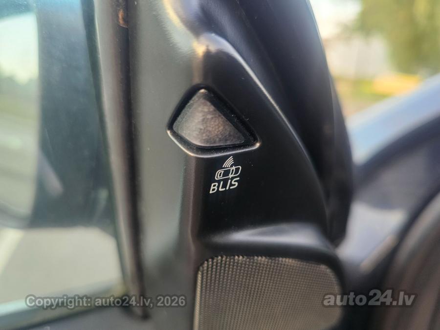Blue Volvo XC60 2017 in Paide, with an engine capacity of 2.40 L and mileage of 189 thousand km for 15900 €, photo 18 on AUTOMOTO.COM.LV