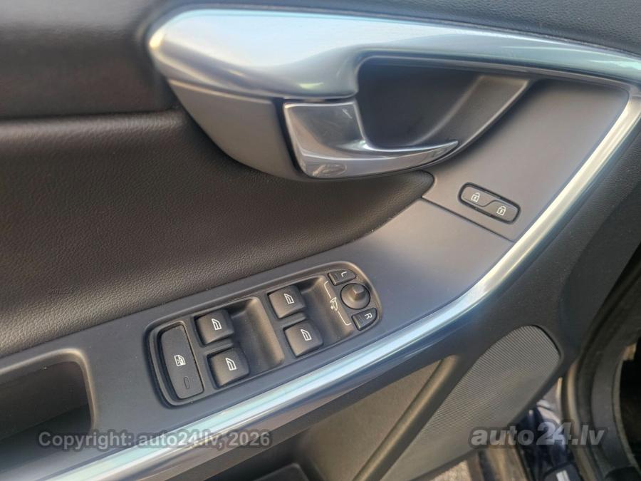 Blue Volvo XC60 2017 in Paide, with an engine capacity of 2.40 L and mileage of 189 thousand km for 15900 €, photo 23 on AUTOMOTO.COM.LV
