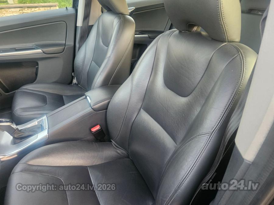 Blue Volvo XC60 2017 in Paide, with an engine capacity of 2.40 L and mileage of 189 thousand km for 15900 €, photo 26 on AUTOMOTO.COM.LV