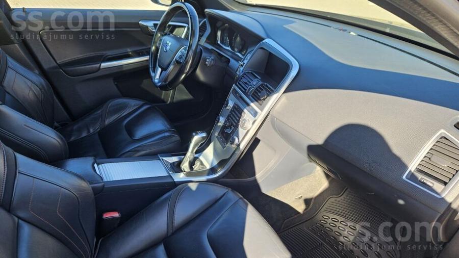 Blue Volvo XC60 2018 in Riga, with an engine capacity of 2.00 L and mileage of 255 thousand km for 12490 €, photo 12 on AUTOMOTO.COM.LV