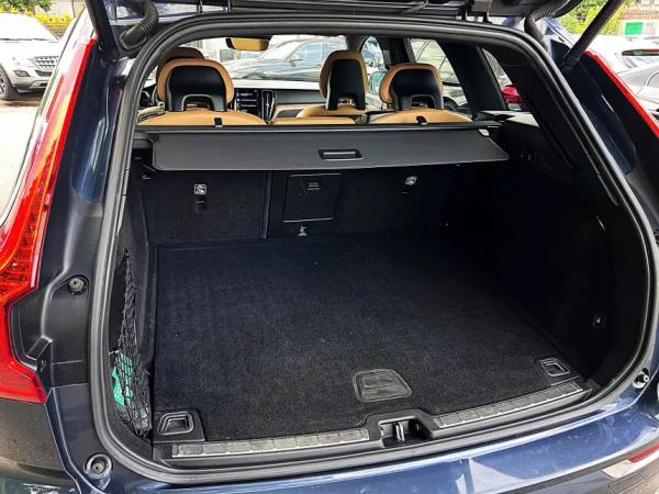 Zils Volvo XC60 2018 Rīga, ar dzinēja tilpumu 2.00 L un nobraukumu 183 tūkst. km par 24550 €, foto 7 vietnē AUTOMOTO.COM.LV