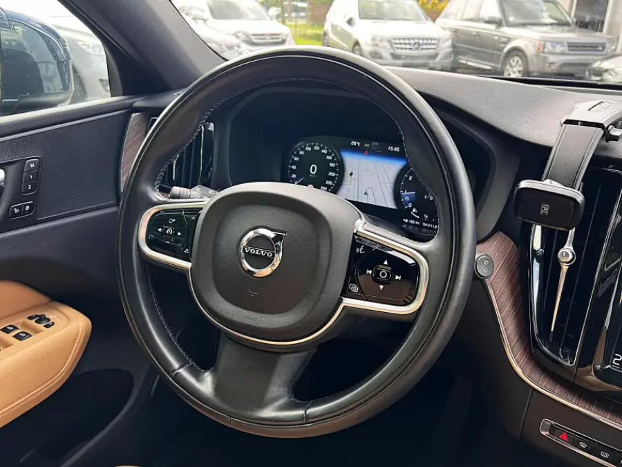 Zils Volvo XC60 2018 Rīga, ar dzinēja tilpumu 2.00 L un nobraukumu 183 tūkst. km par 24550 €, foto 17 vietnē AUTOMOTO.COM.LV