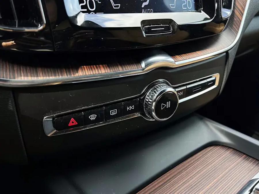 Zils Volvo XC60 2018 Rīga, ar dzinēja tilpumu 2.00 L un nobraukumu 183 tūkst. km par 24550 €, foto 23 vietnē AUTOMOTO.COM.LV