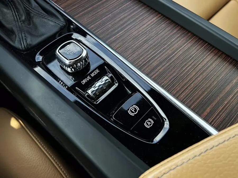 Zils Volvo XC60 2018 Rīga, ar dzinēja tilpumu 2.00 L un nobraukumu 183 tūkst. km par 24550 €, foto 24 vietnē AUTOMOTO.COM.LV