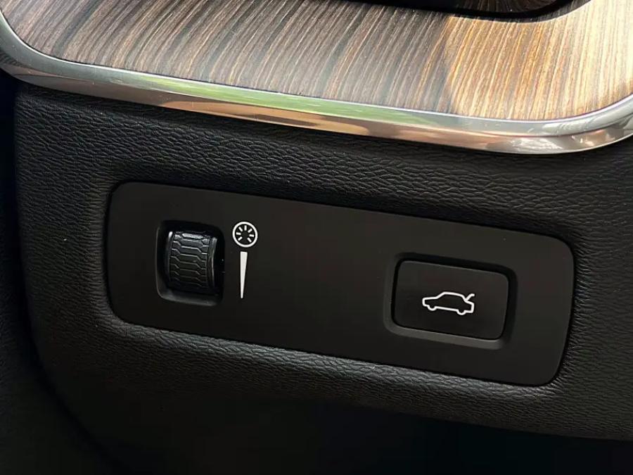 Zils Volvo XC60 2018 Rīga, ar dzinēja tilpumu 2.00 L un nobraukumu 183 tūkst. km par 24550 €, foto 30 vietnē AUTOMOTO.COM.LV