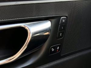 Zils Volvo XC60 2018 Rīga, ar dzinēja tilpumu 2.00 L un nobraukumu 183 tūkst. km par 24550 €, foto 32 vietnē AUTOMOTO.COM.LV